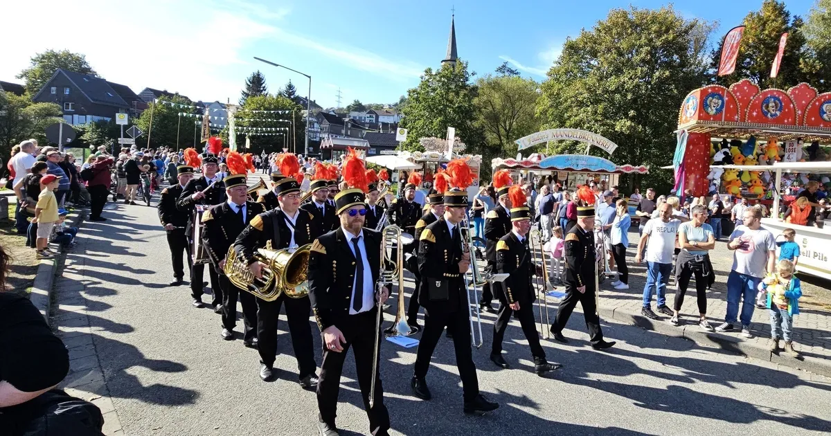 Tausende Besucher ziehen aufs Festgelände - Hunderte Meter langer ...