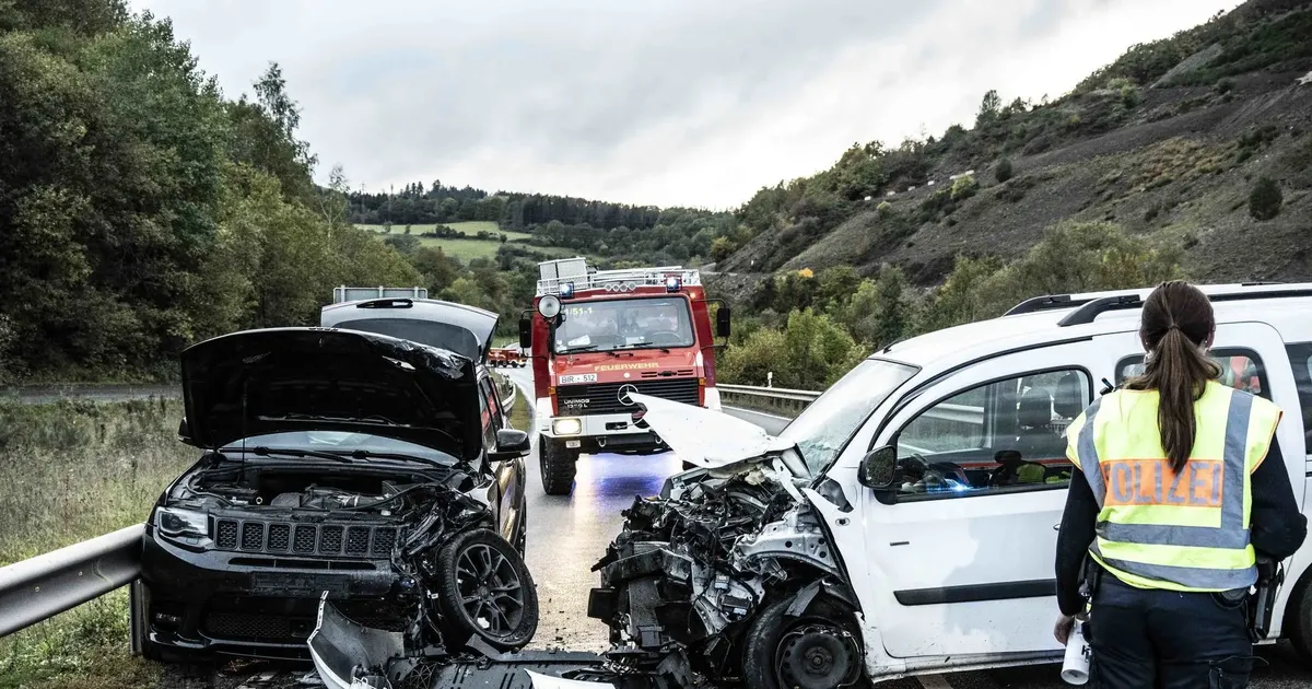 Zwei Kinder betroffen: Schwerer Unfall auf der L160 bei Gerach mit sechs verletzten Personen ...
