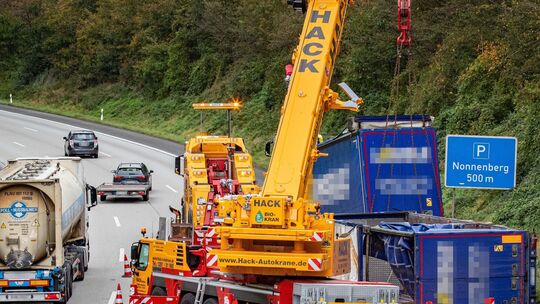 Gliederzug mit Anhänger gerät in die Böschung - Fahrer bleibt unverletzt: Lkw-Unfall auf der A48 ...