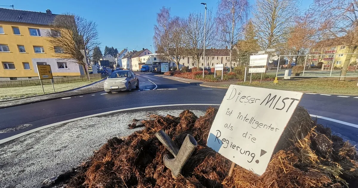Den Bauern stinkt es gewaltig: Unbekannte platzieren Misthaufen auf ...