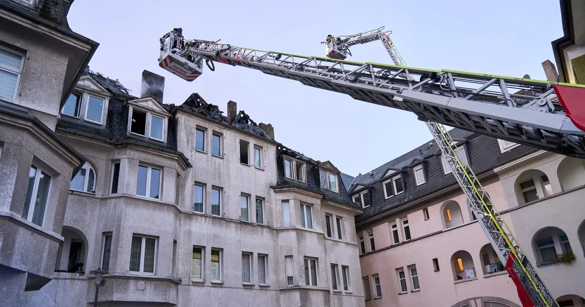 Großbrand in dichtem Wohnblock in Lützel: Koblenzer Feuerwehren retten 36 Personen aus Häusern ...