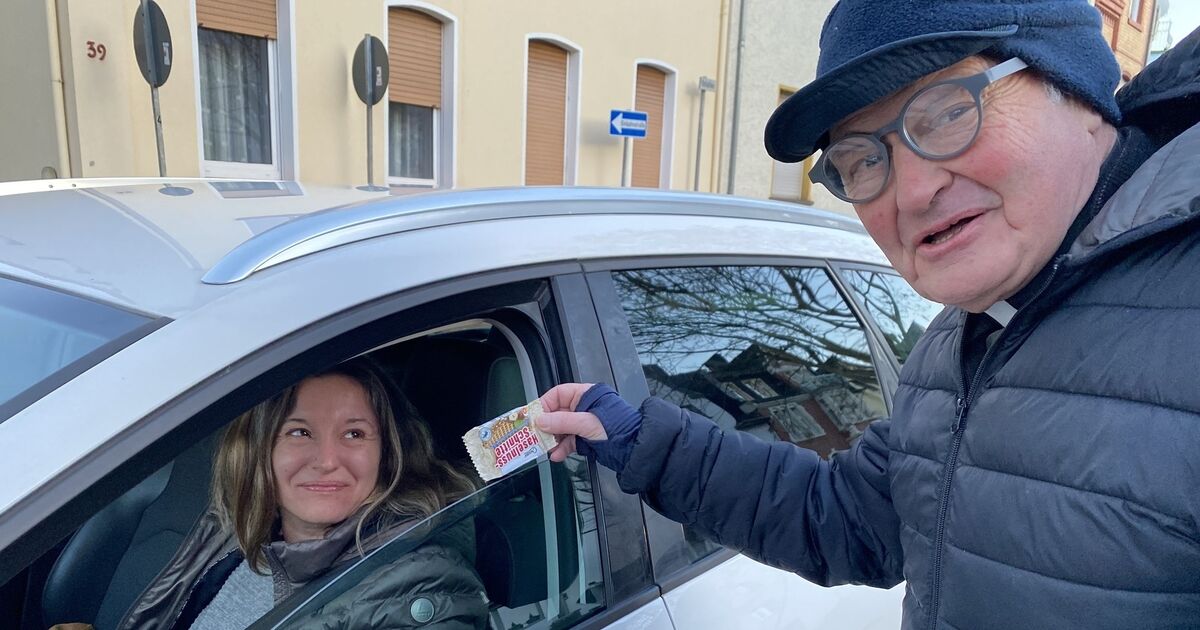 Kleine Geste der Freundlichkeit: Albert Dexelmann verteilt Schokoriegel ...