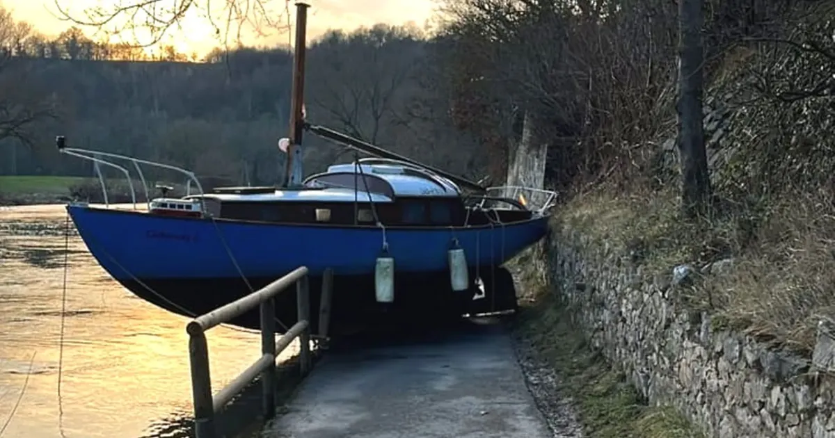 Keine Handbreit Wasser mehr unterm Kiel: Boot blockiert Lahnradweg bei ...