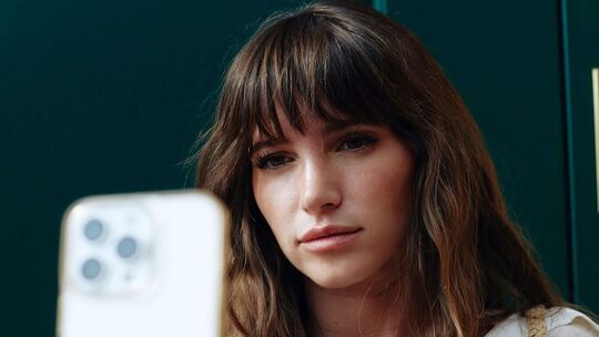 Ein modernes Blumenkind aus Mündersbach: Influencerin hat 23.900 ...