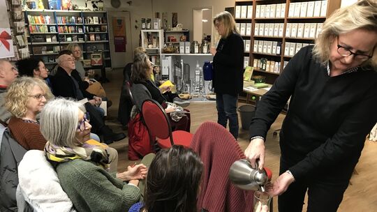 Sommelière kennt die möglichen Heilkräfte jedes Krautes ...