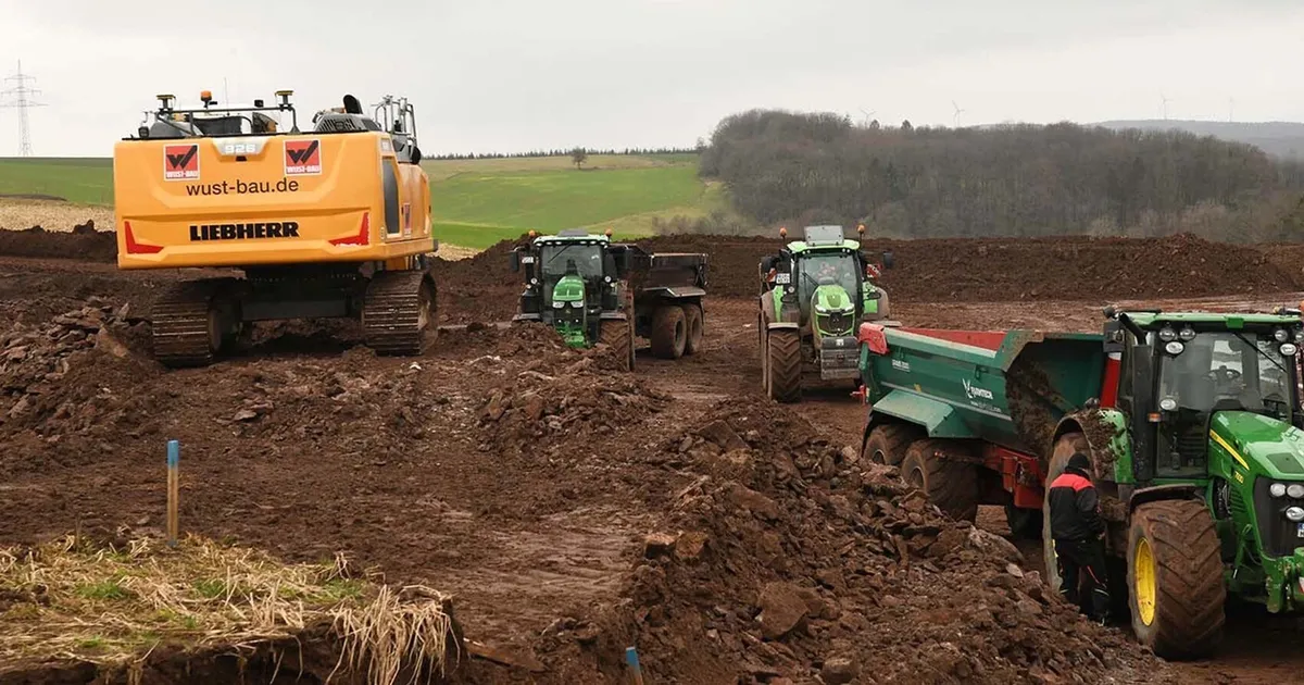 Das Ausschachten der Aufstellungsflächen für die drei geplanten ...