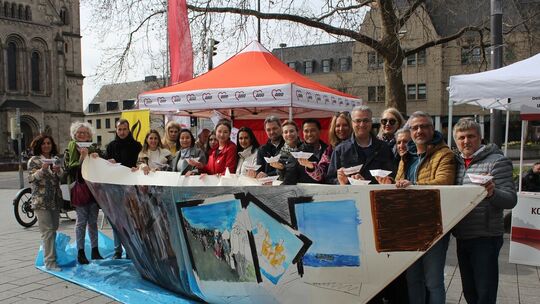 AWO-Aktion in Koblenz: Riesiges Papierboot als Zeichen der Solidarität ...