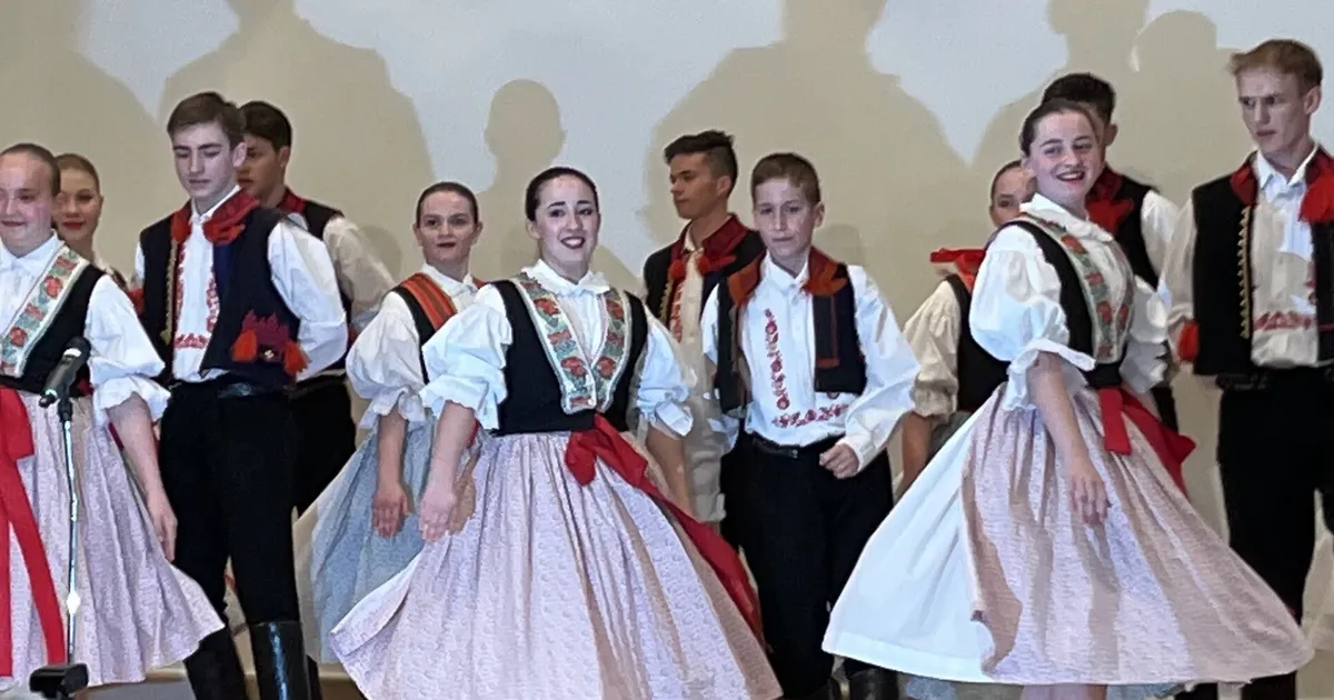 Sechzigköpfiges Folklore-Ensemble aus der Region Slovácko zeigt, wie ...