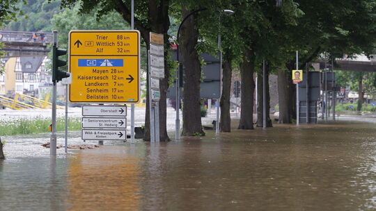 Zell räumt aus: Hochwasser in der Altstadt droht – So ist die Situation ...