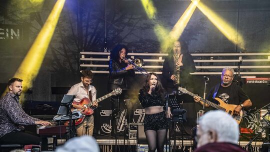 Jazztage-Besucher ließen sich am Freitag von Regenschauern die Stimmung ...