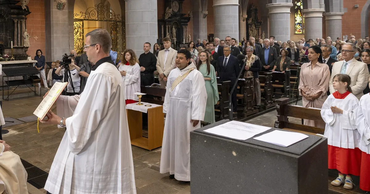 Pater Augustinus wirkt ab sofort als Priester: Bewegende Weihe in ...