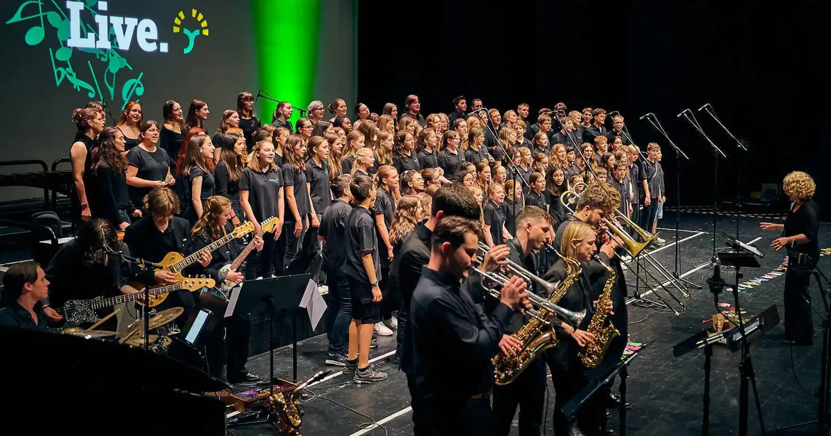 Tosender Applaus schallt durch Rhein-Mosel-Halle: Tosender Applaus in ...