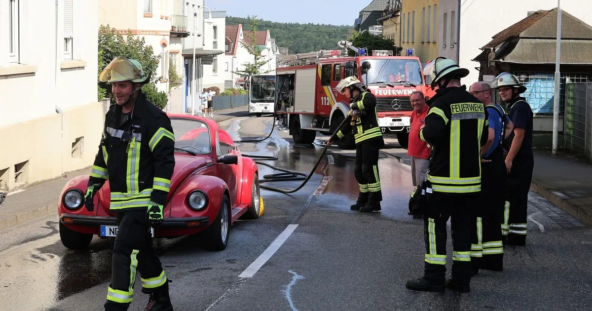 Cabrio in Flammen: Rengsdorfer Feuerwehr löscht Fahrzeug von ehemaligem ...