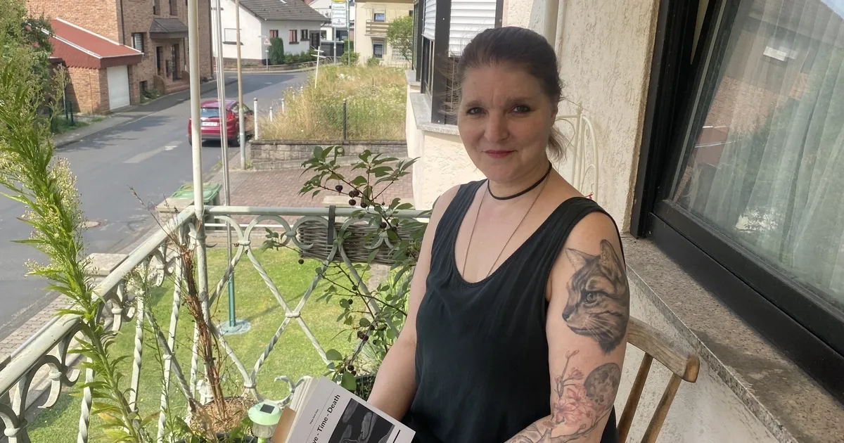 Erstlingswerk „Love Time Death“: Warum eine Pflegekraft aus ...