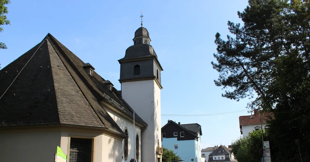 Dieses Mal sind Kirchenfenster in Rengsdorf mit Steinen eingeworfen ...