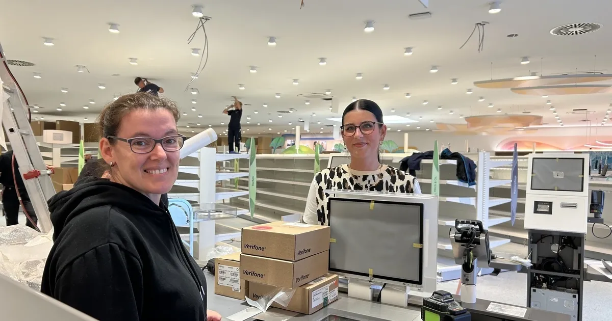 Regale werden eingeräumt - So sieht es in der letzten Bauphase in dem neuen Geschäft aus: dm ...