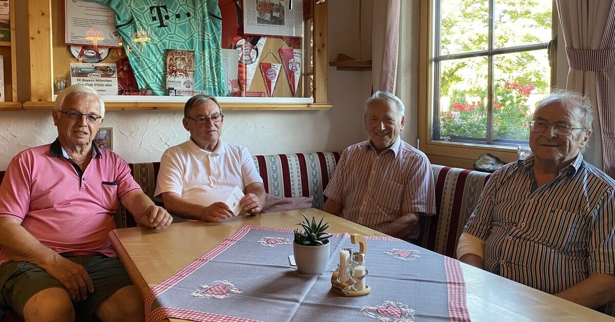 60 Jahre später erinnern sich vier Hauptfiguren und ein Fan aus dem ...