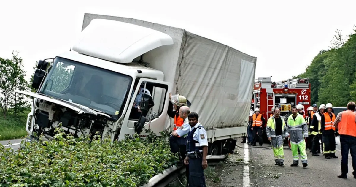 A48: Lkw kracht auf vor Koblenzer Kreuz in die Mittelleitplanke ...