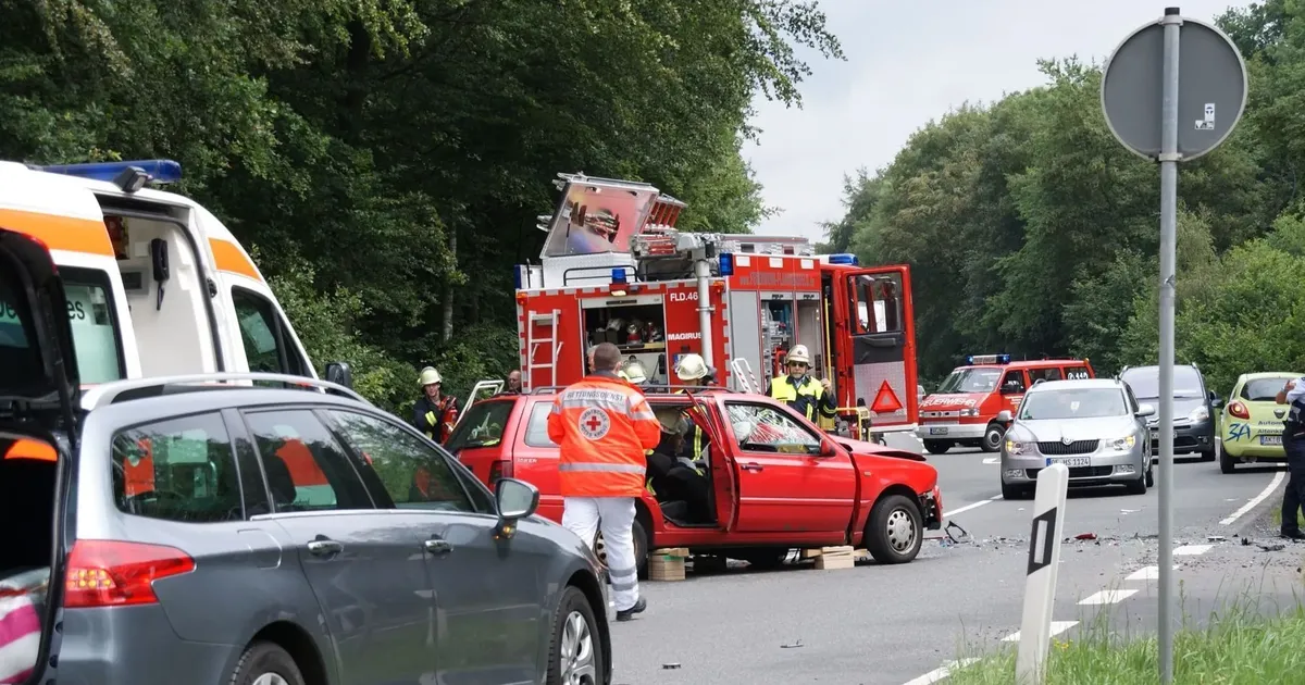 45-Jähriger bei Unfall auf der B 256 schwer verletzt - Kreis ...