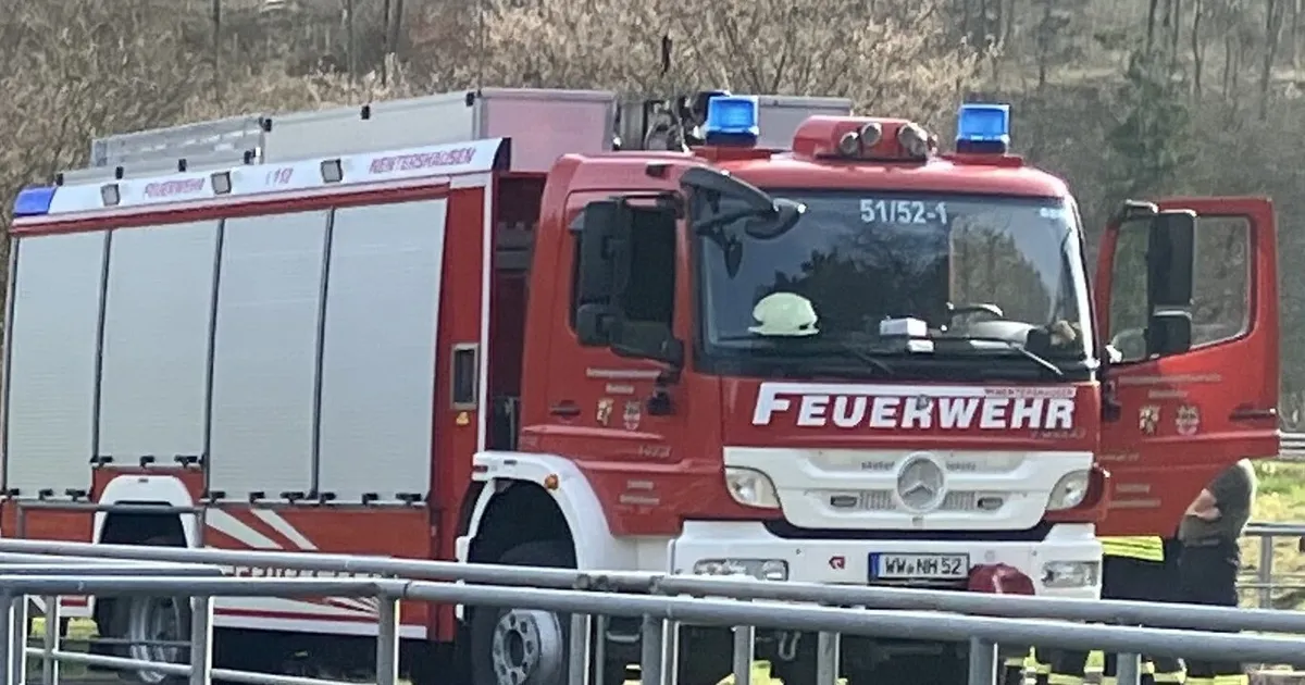 Schadstoffe bei Brand vermutet: Polizei warnt Anwohner vor Gefahr durch ... Schadstoffe bei Brand vermutet: Polizei warnt Anwohner vor Gefahr durch ...