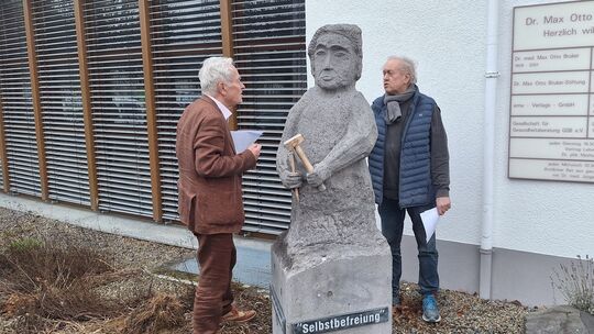Skulptur enthüllt: „Selbstbefreiung“ am Max-Bruker-Haus in Lahnstein ...