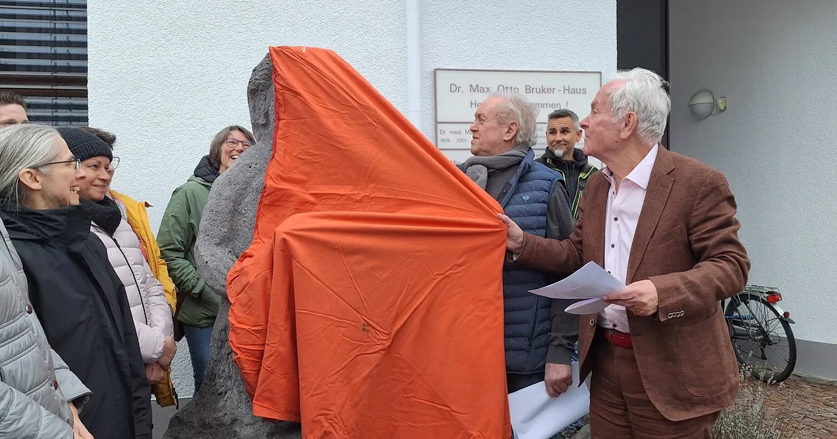 Skulptur enthüllt: „Selbstbefreiung“ am Max-Bruker-Haus in Lahnstein ...