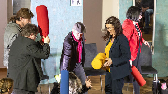 Premiere in Steinebach: Provinztheater brilliert mit Stück über Manager ...