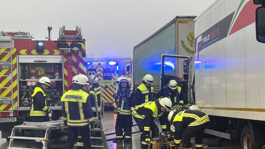 Langer Stau am Elzer Berg: Lkw-Fahrer bei Auffahrunfall auf A3 eingeklemmt - Westerwälder ...