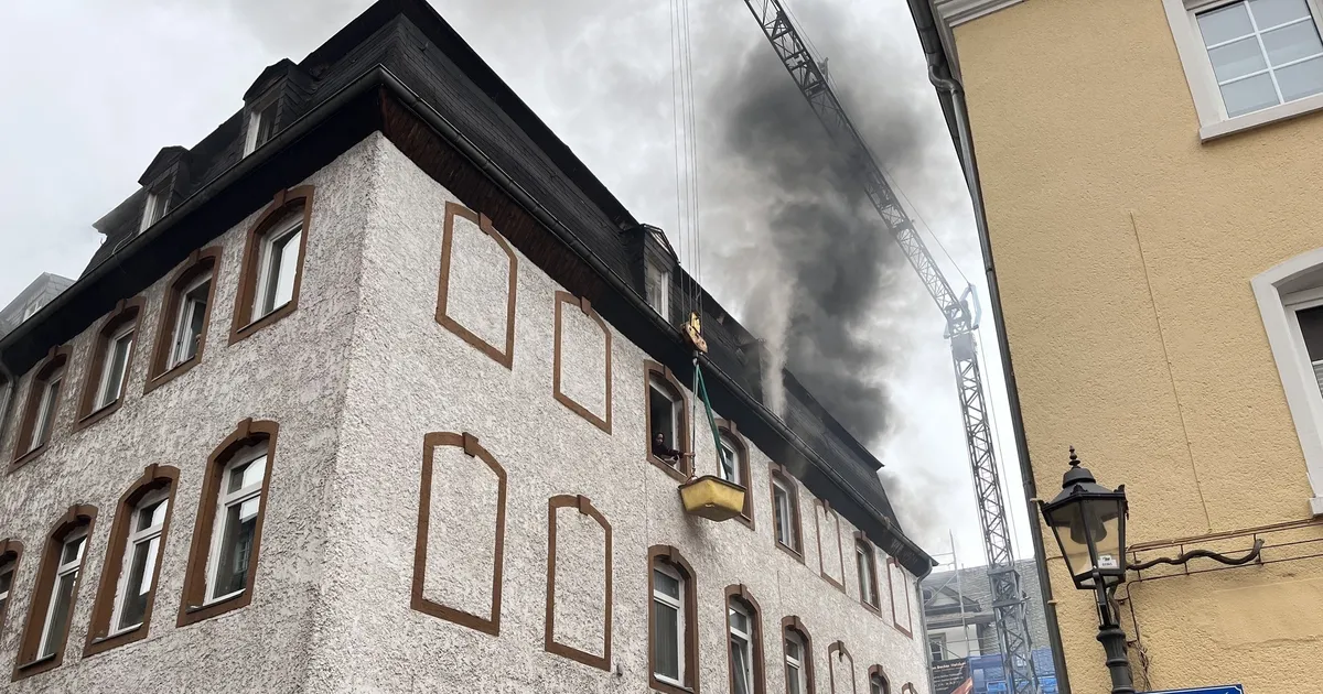 Brand in Ehrenbreitstein: Feuer in Koblenz: Zimmermänner retten Menschen per Kran - Koblenz ...