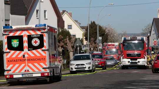 60 Rettungskräfte vor Ort: Haus in Bendorf bei Brand stark zerstört ...