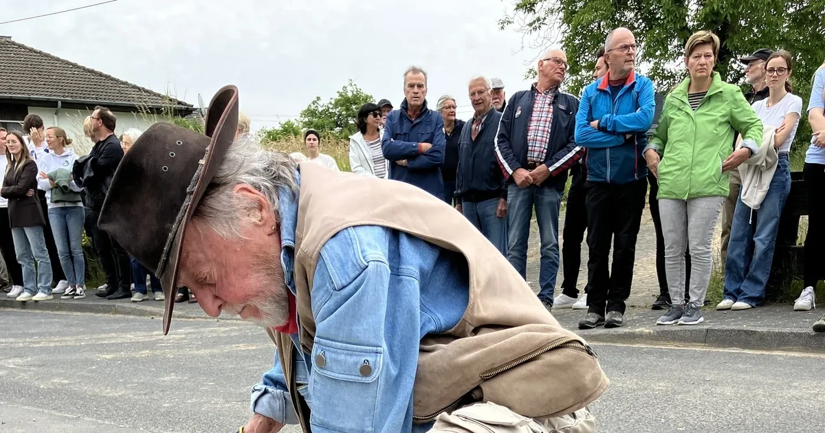 Künstler Gunter Demnig zu Gast: Vier Stolpersteine in Horhausen ...