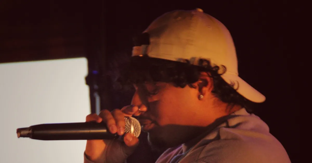 Rassismus und Schicksalsschlag: Wie Rapper Omilac seine Erlebnisse in ...