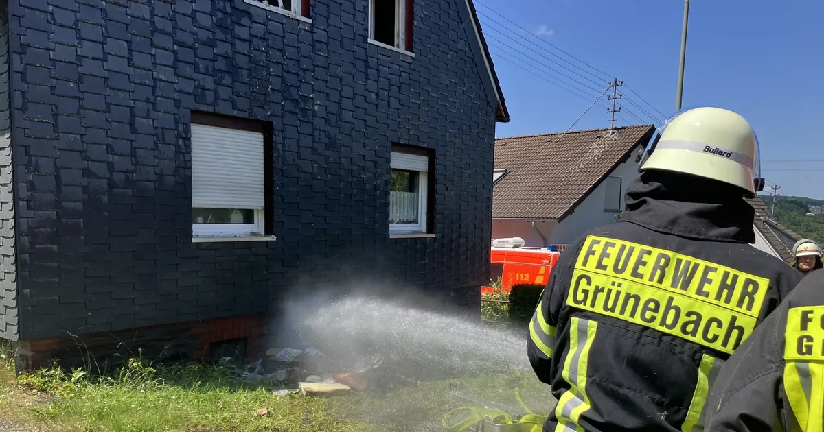 Schaden geht in Zehntausende: Ein Bewohner bei Hausbrand in Alsdorf ...