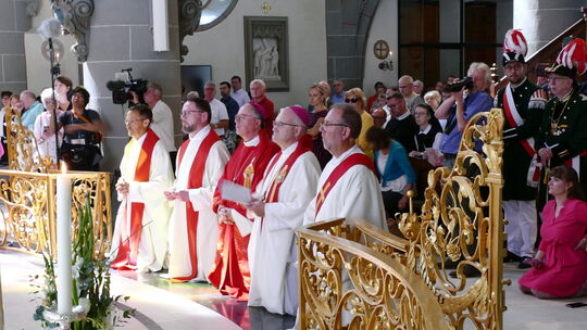 Ahrweiler hat sein Herz wieder: Kirche St. Laurentius strahlt jetzt heller als je zuvor - Kreis ...