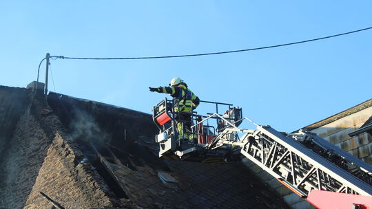Feuerwehreinsatz am Morgen: Rund 60 Wehrleute bekämpfen Brand in Brohl ...