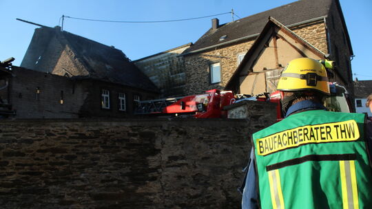 Feuerwehreinsatz am Morgen: Rund 60 Wehrleute bekämpfen Brand in Brohl ...