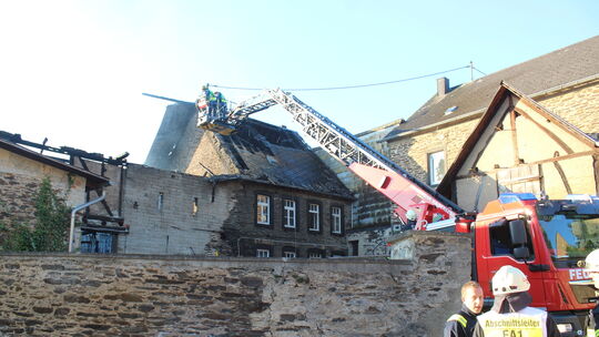 Feuerwehreinsatz am Morgen: Rund 60 Wehrleute bekämpfen Brand in Brohl ...