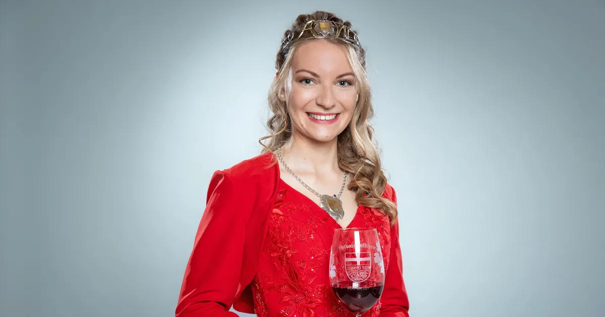 Weinkönigin von Ahrweiler: Hannah Schooß als neue Burgundia proklamiert ...