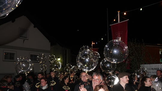 Das Weinfest in Bildern: Leuchtender Weinlesezug zog wieder durch Bachem - Kreis Ahrweiler ...