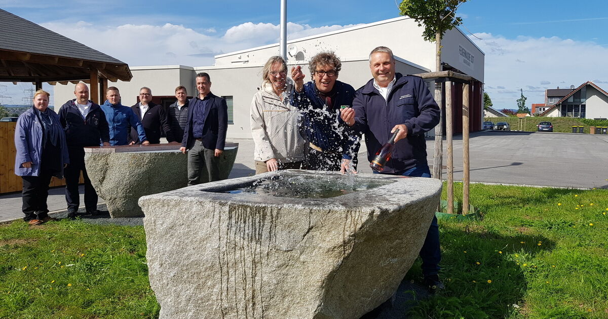 Kunstwerk in Planig eingeweiht: Steinskulptur an der Feuerwache ...