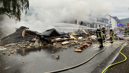 Feuerwehr war schon alarmiert: Acht Menschen bei Gasexplosion in Daaden verletzt - Kreis ...