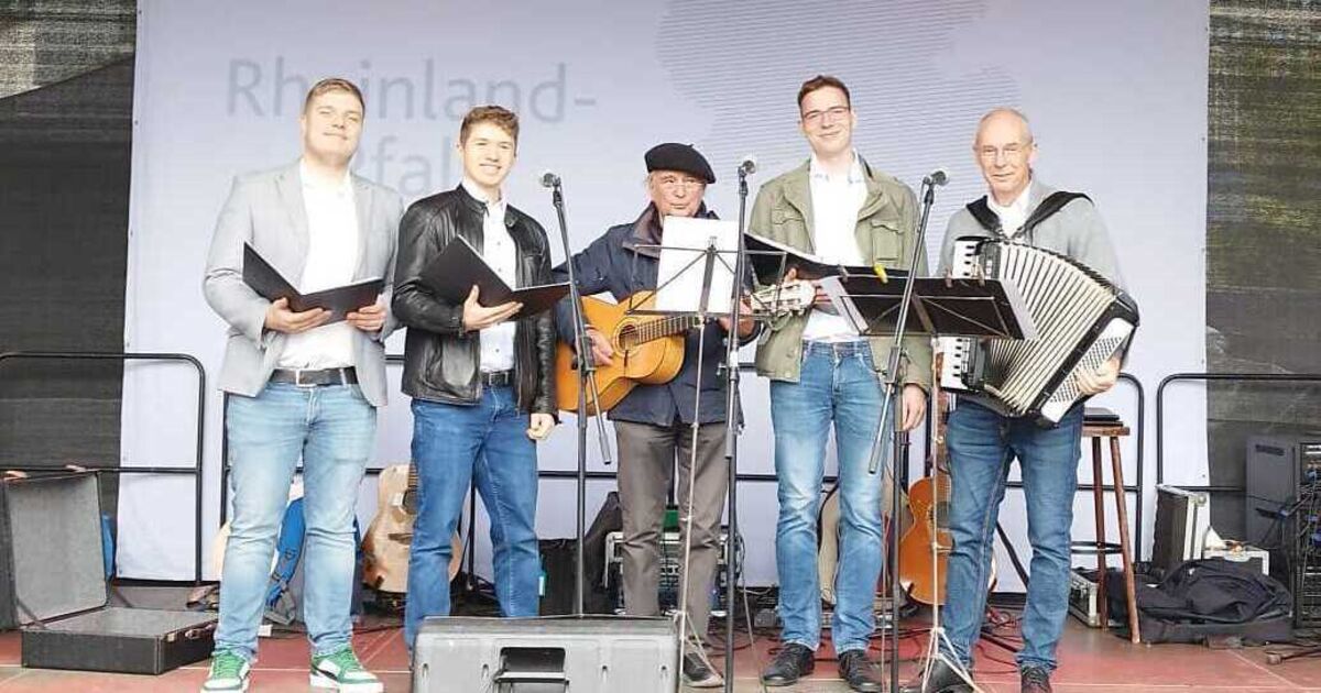 Chorgruppe um Pfarrer Hählke: Westerwälder singen zum Nationalfeiertag ...