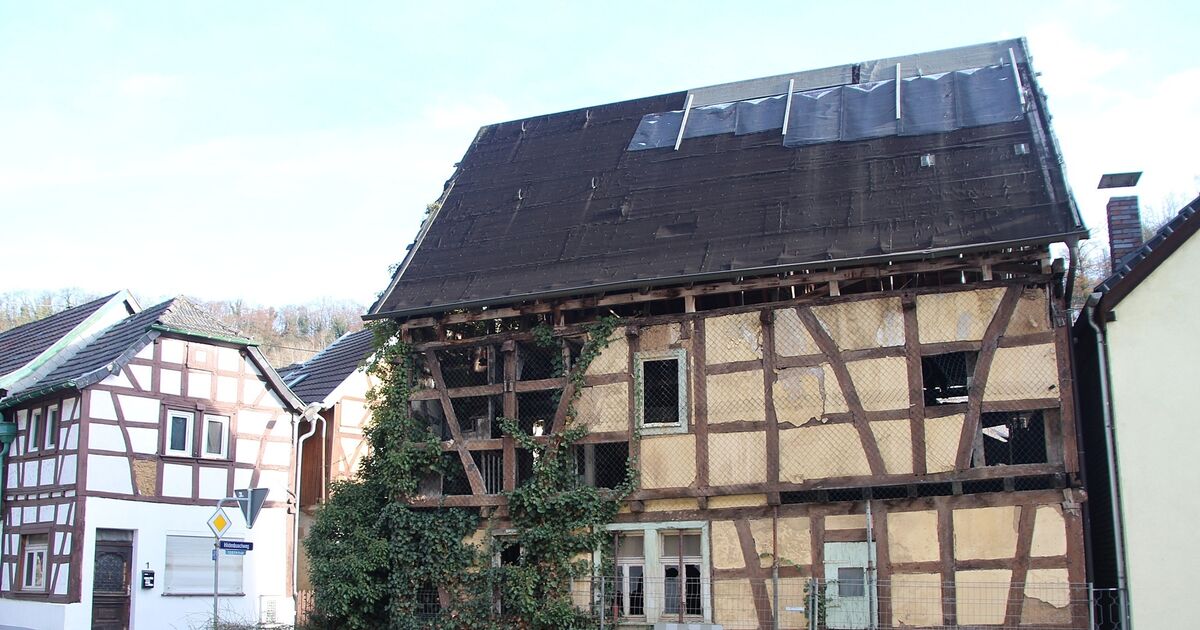 Schandfleck in Kasbach: Fachwerkhaus gammelt seit Jahren vor sich hin ...