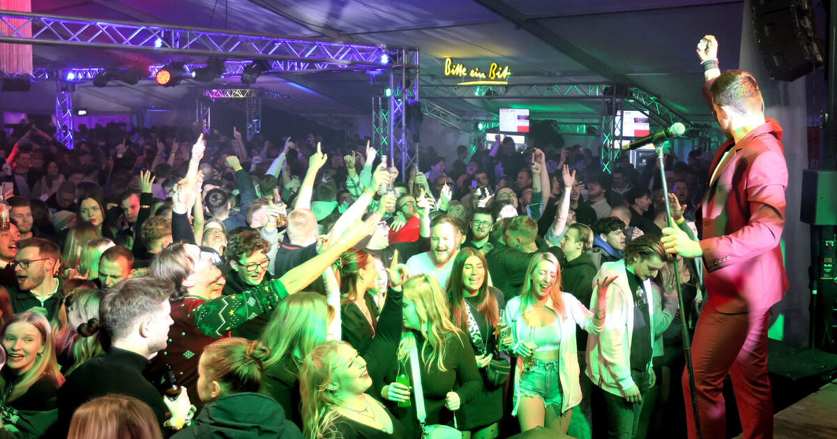 Weihnachtskult für Partyfans: 2000 Gäste feiern friedlich in Oberraden ...
