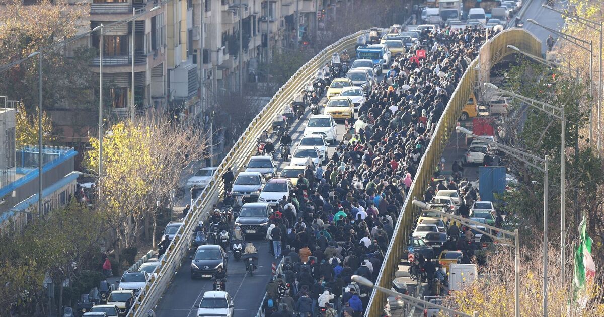 Demonstrationen: Protest in Teheran: Präsident Peseschkian ruft zu ...