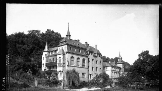 Von Liebeskummer bis Zugunfall: Welche skurrilen Fälle im Krankenhaus ...