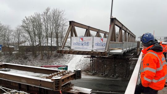 Projekt bei Höhr-Grenzhausen: Tonnenschwere Behelfsbrücke über A48 ...