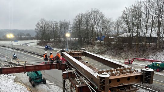 Projekt bei Höhr-Grenzhausen: Tonnenschwere Behelfsbrücke über A48 ...