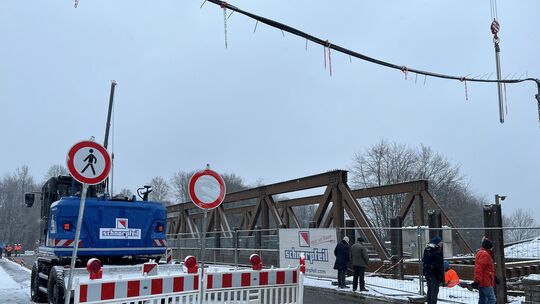 Projekt bei Höhr-Grenzhausen: Tonnenschwere Behelfsbrücke über A48 ...