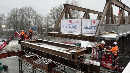 Projekt bei Höhr-Grenzhausen: Tonnenschwere Behelfsbrücke über A48 ...